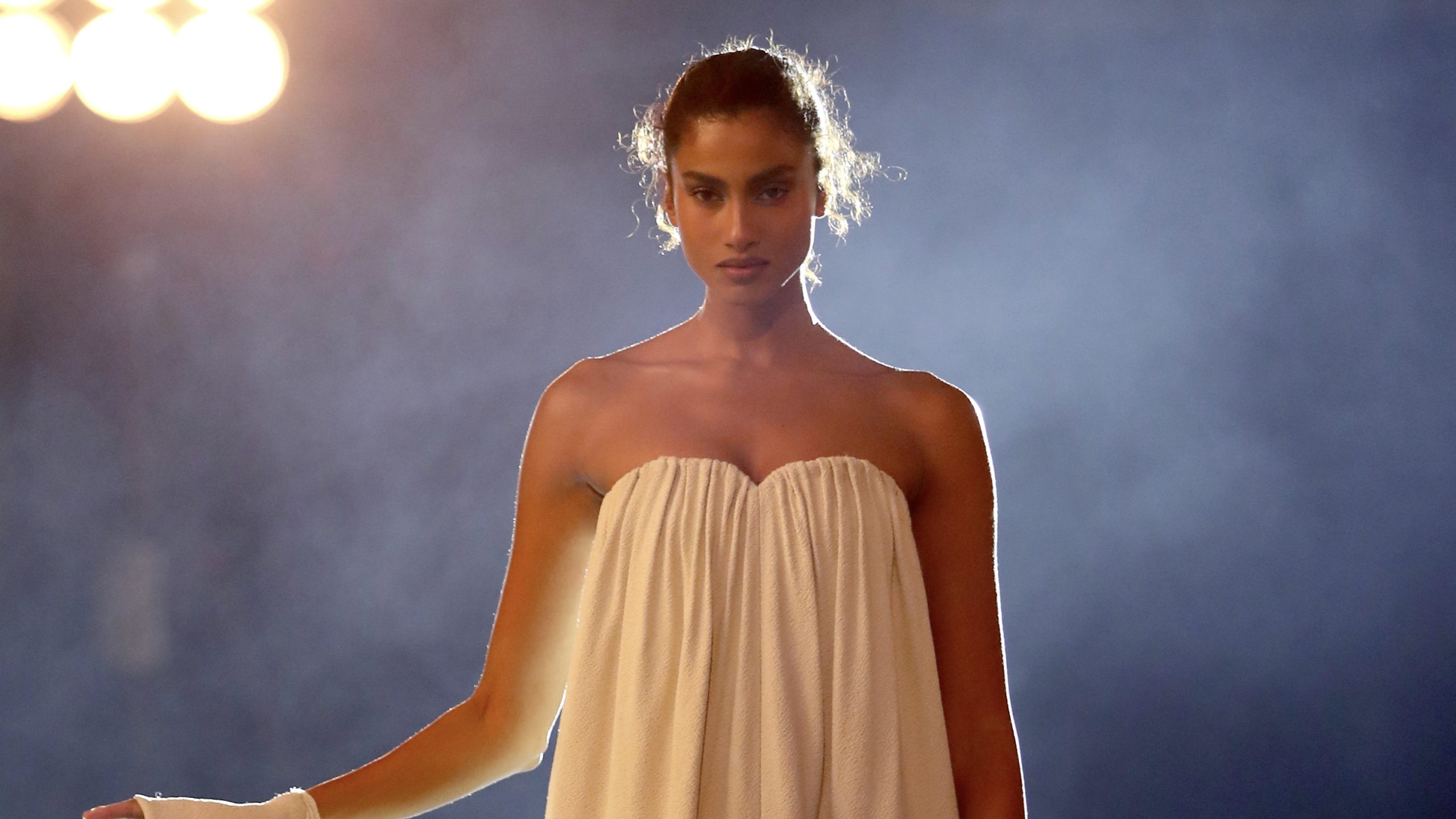 Imaan Hammam loopt mee met Vogue World 2025: Hollywood