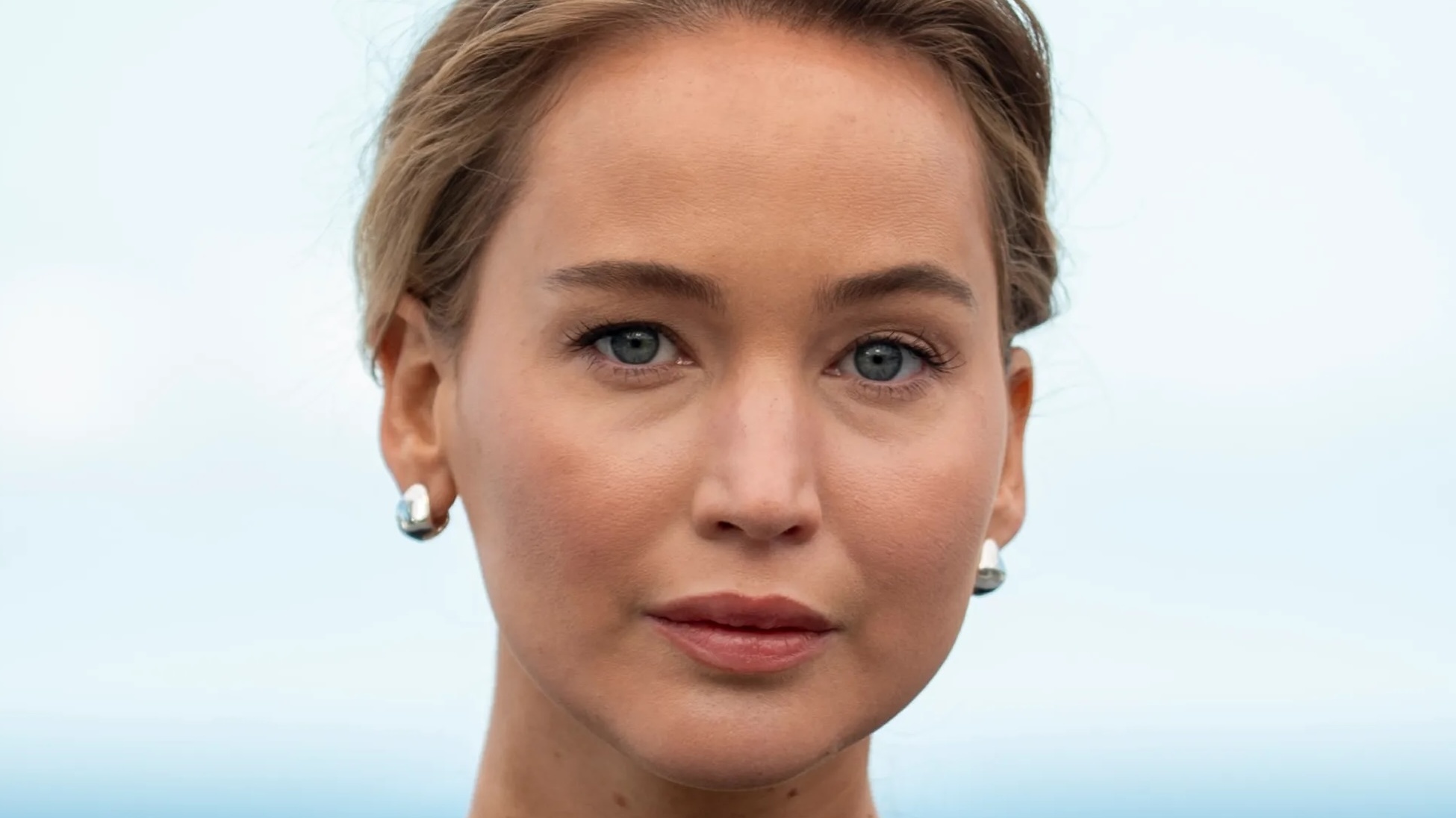 Jennifer Lawrence laat zien hoe je een rechte pony draagt