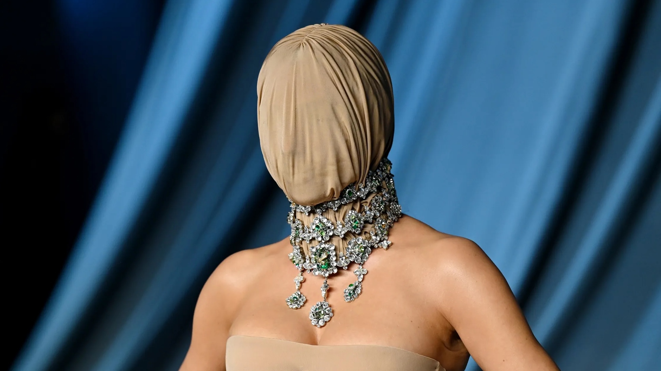 Kim Kardashian met masker op naar Academy Museum Gala 2025