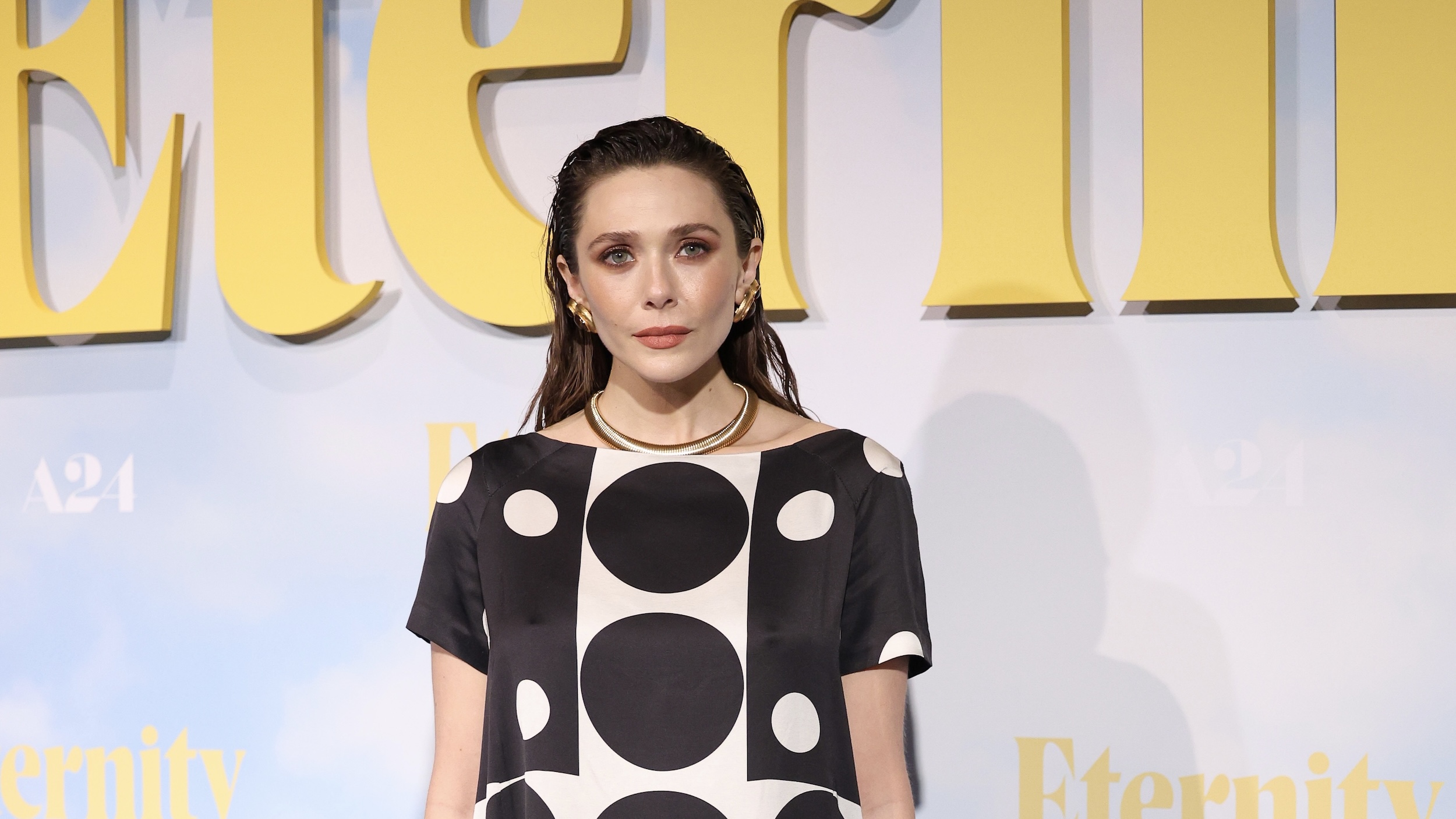 Elizabeth Olsen draagt Dries Van Noten tijdens 'Eternity'-première