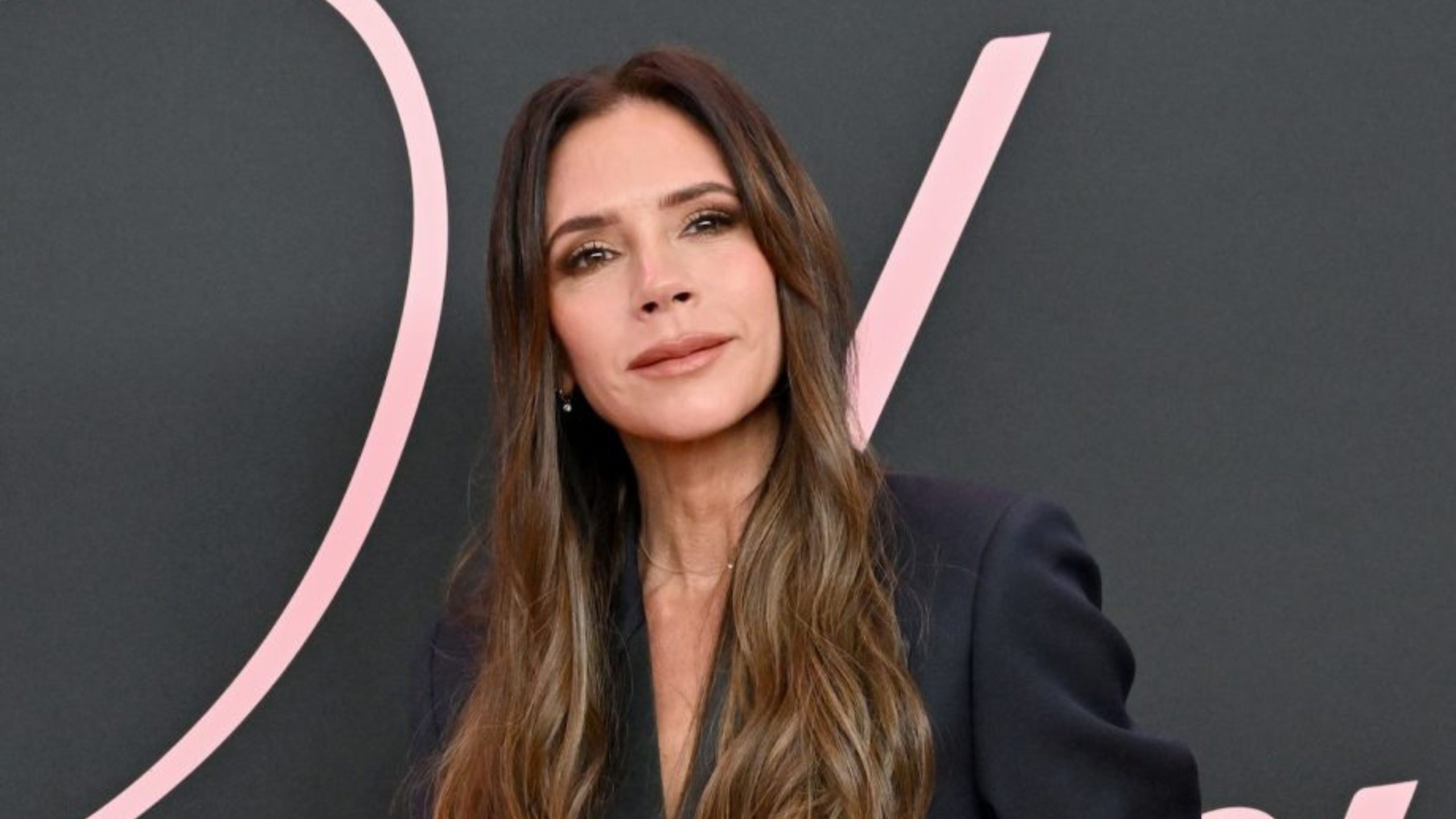 Victoria Beckhams draagt een trenchcoat met hoge kraag