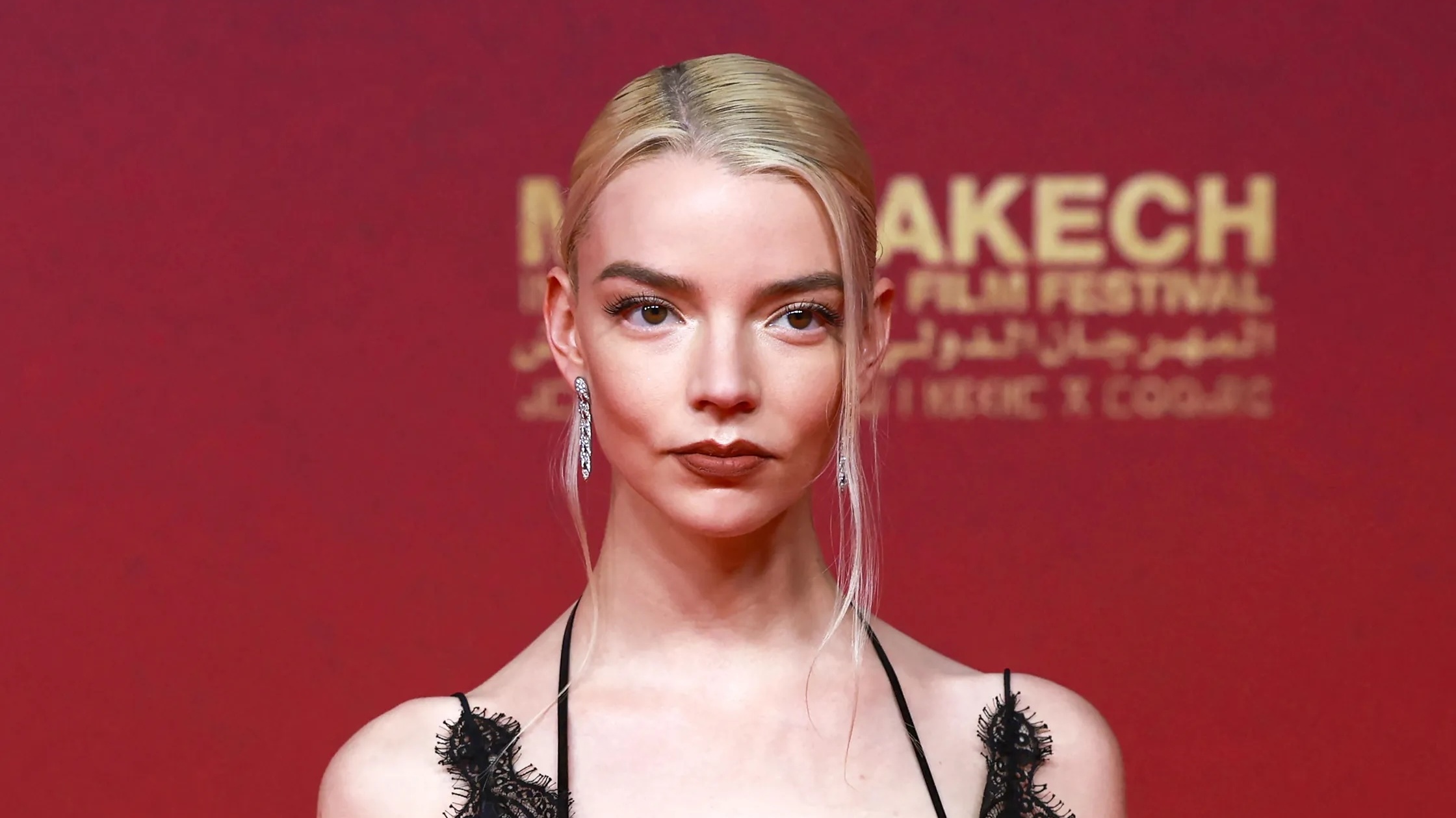 Anya Taylor-Joy blaast de naked dress nieuw leven in