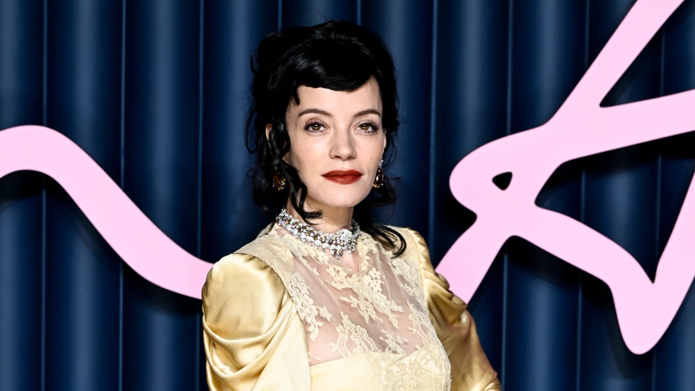 Lily Allen in West End Girl-garderobe bij de Fashion Awards 2025