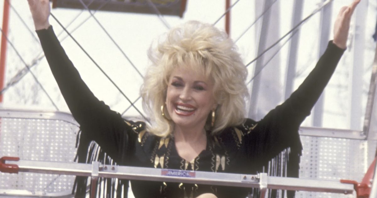 De meest iconische modemomenten van Dolly Parton