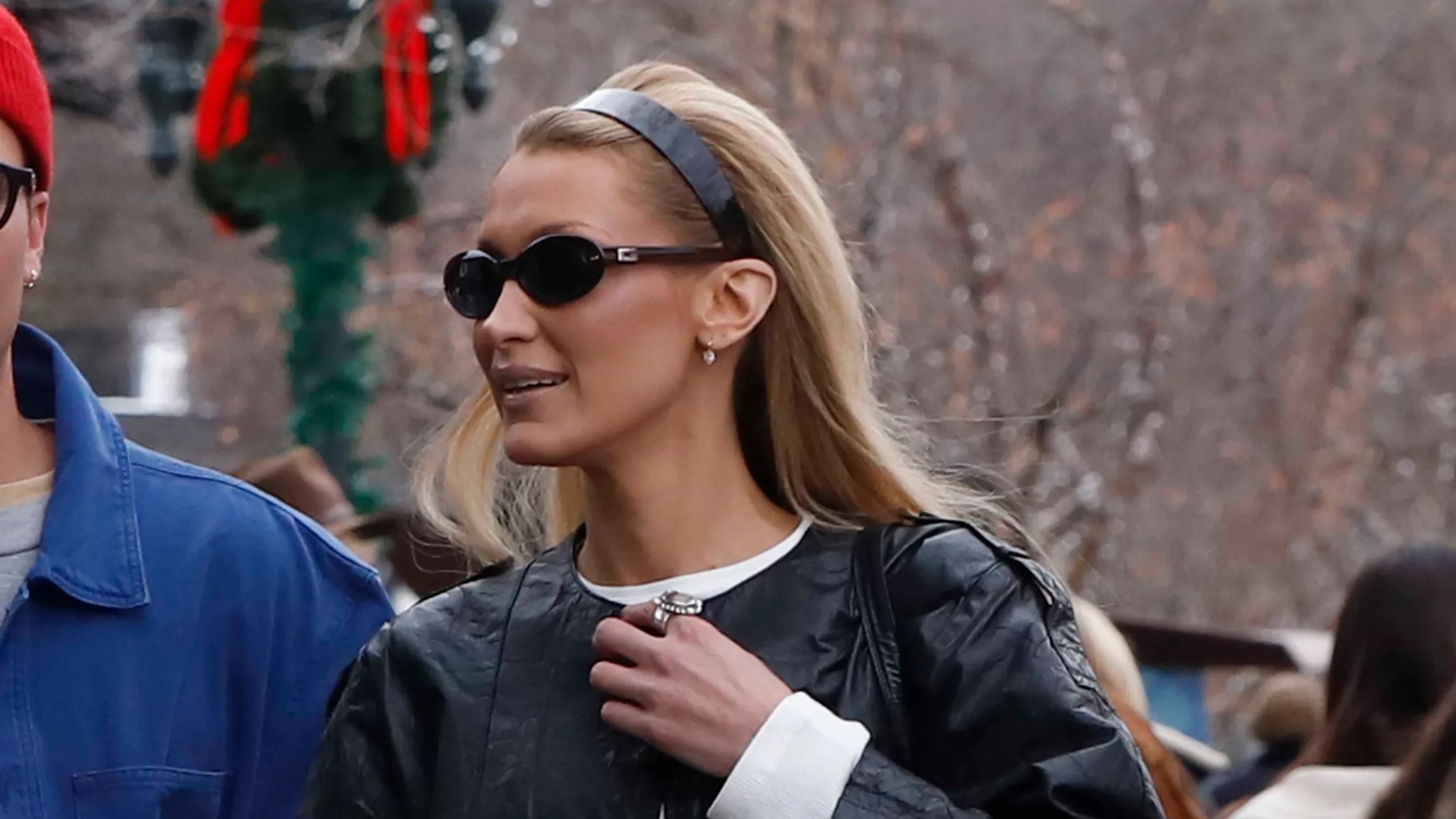 Bella Hadid laat zien hoe je een witte jeans in de winter draagt