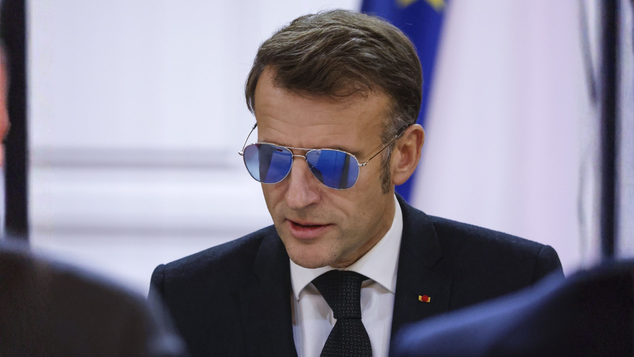 Iedereen heeft het over de Top Gun-achtige zonnebril van Macron