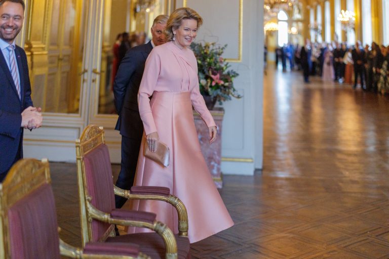 Koningin Mathilde viert nieuwjaarsreceptie 2026 in roze look