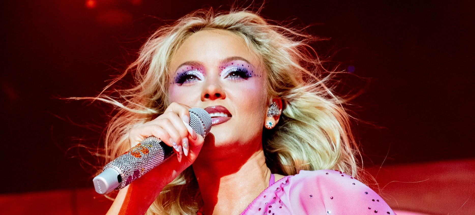 De nieuwe stijl van Zara Larsson rekent af met de clean girl