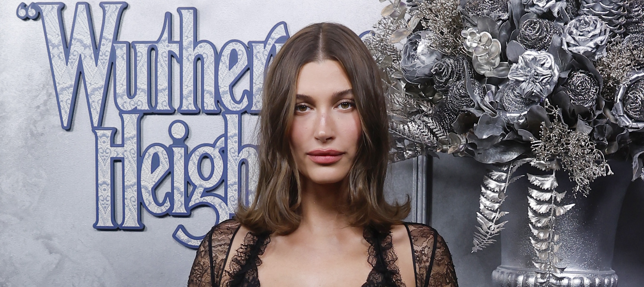 Hailey Bieber draagt lingeriejurk naar première 'Wuthering Heights'