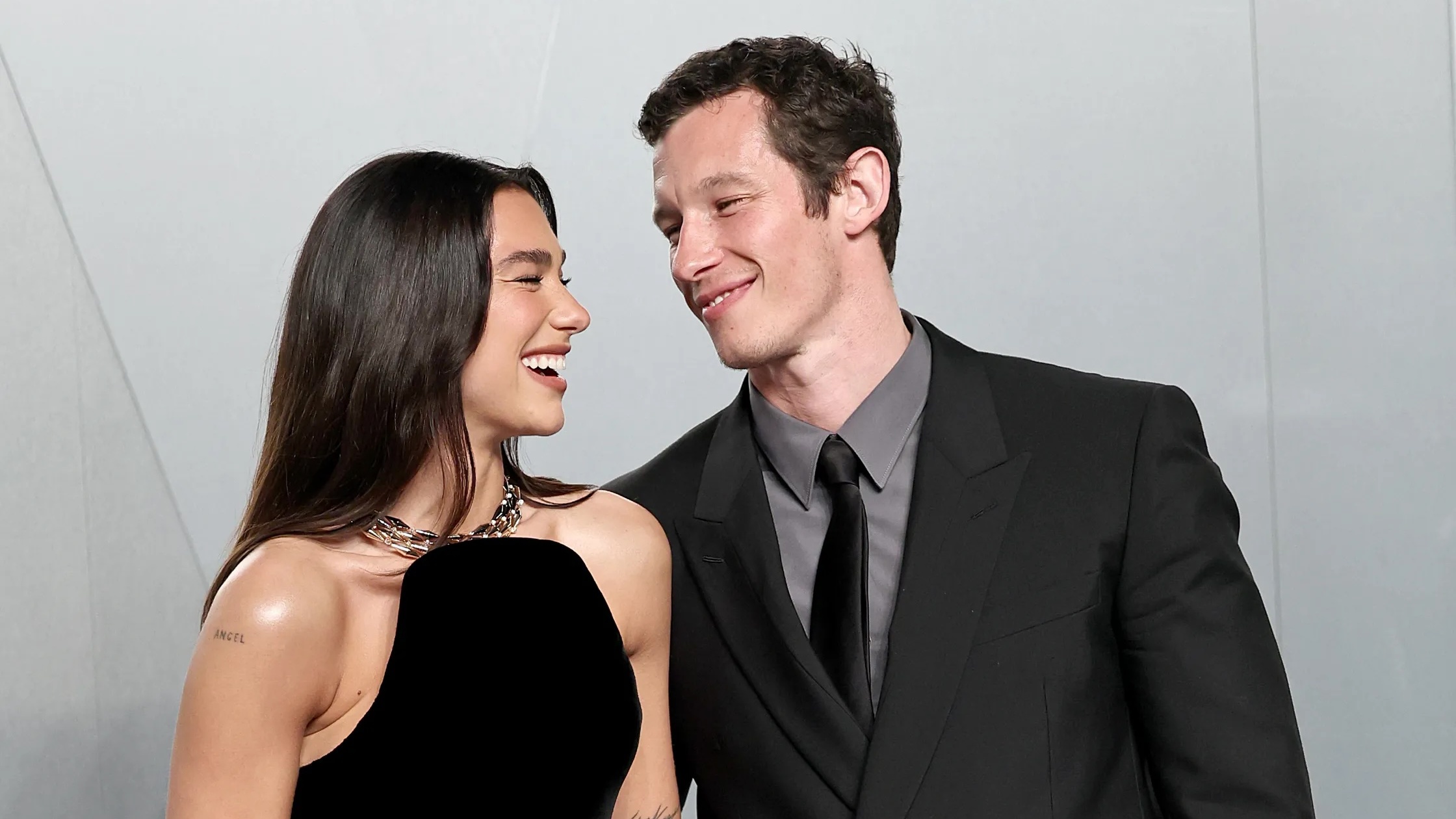 Dua Lipa en Callum Turner zijn in het geheim in Londen getrouwd